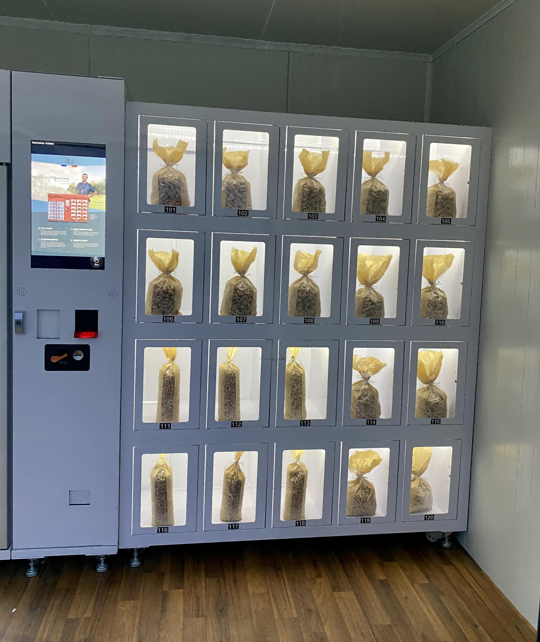 Airports Locker Vending Machine Customizable Capacity And Flexible ...