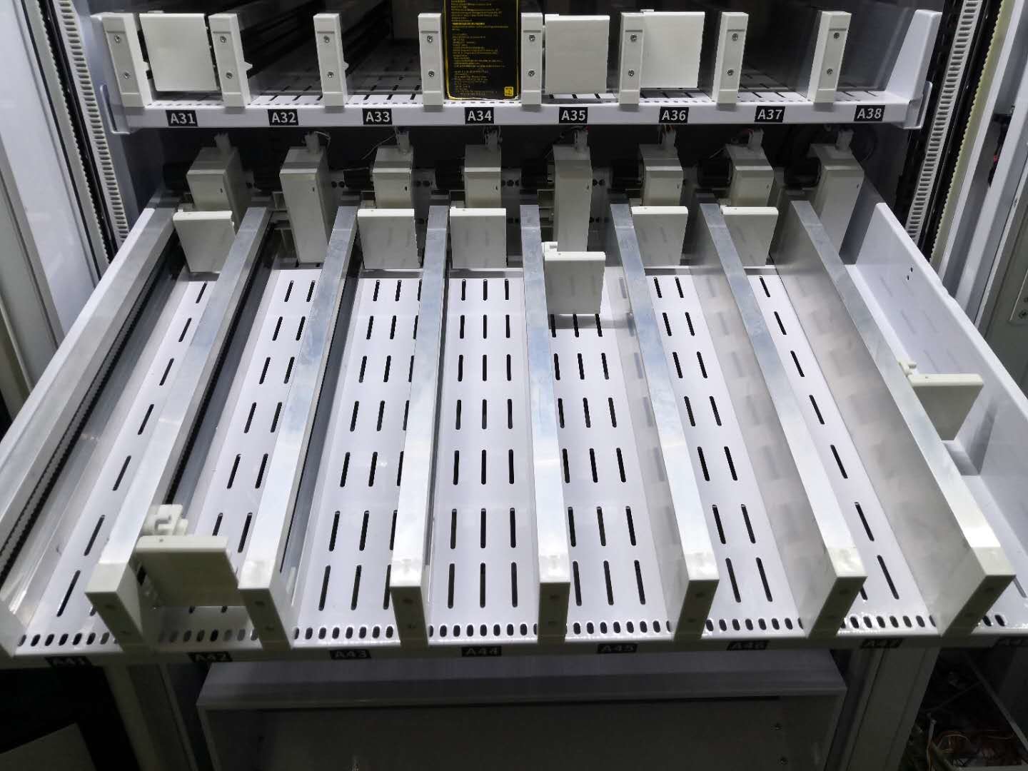 WM55A22 Electronic Combo Vending Machines Steel Trays For Solidity And ...